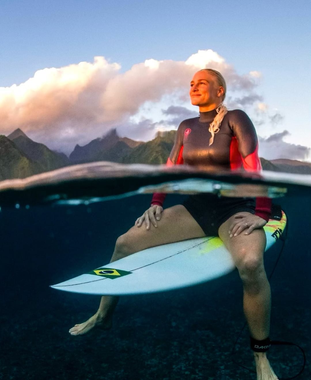 Tati Weston-Webb fica com prata no surfe feminino