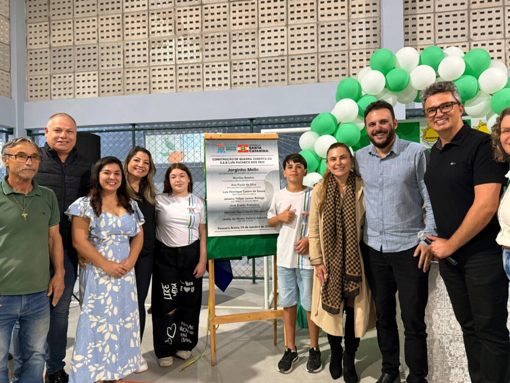 Quadra coberta é inaugurada em escola centenária, em Pescaria Brava